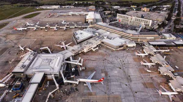 Qantas sells its domestic terminal at Melbourne Airport for $355 ...