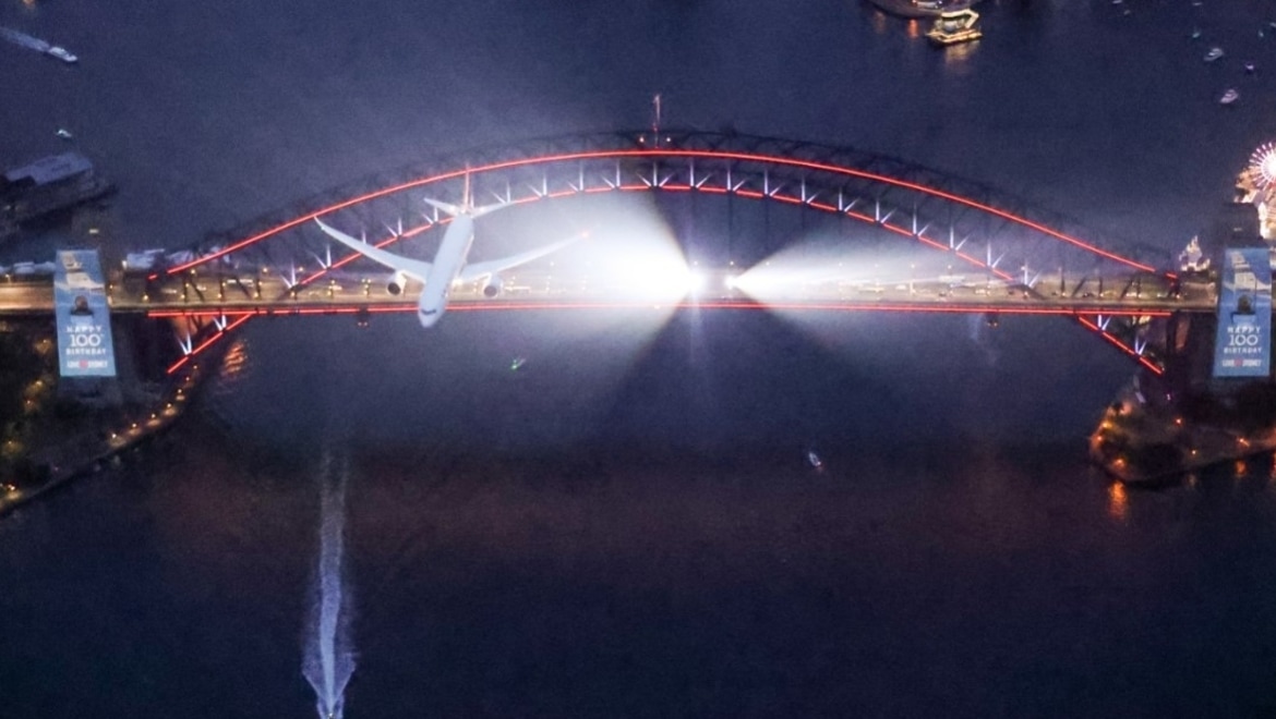 Qantas pulls surprise Harbour Bridge stunt on centenary – Australian ...