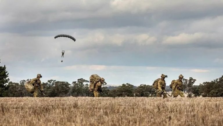 RAAF C-130J Hercules drops 30 special forces soldiers in Temora ...