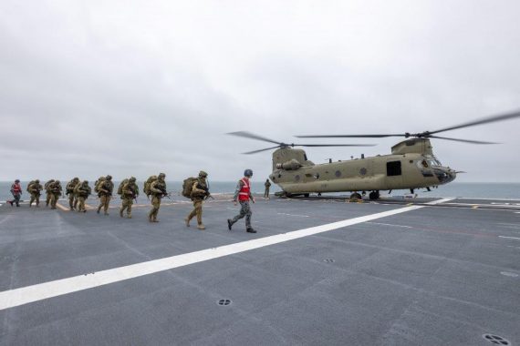 In pictures: Army Chinooks lift giant M777 Howitzers – Australian Aviation