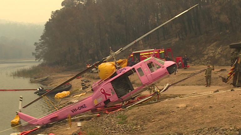Quick-thinking pilot escaped helicopter that sank while aiding bushfire ...