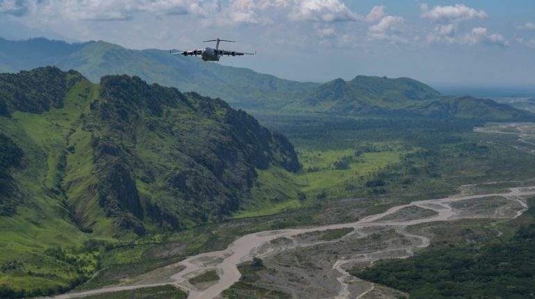 Globemasters complete tricky airdrop in PNG – Australian Aviation