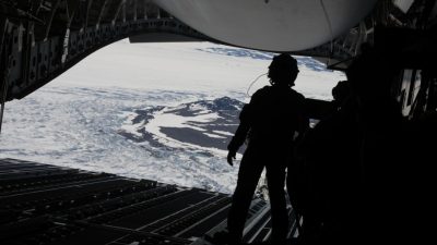In pictures: Globemaster airdrops in Antarctica – Australian Aviation