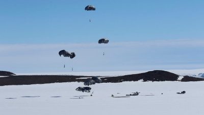 In pictures: Globemaster airdrops in Antarctica – Australian Aviation