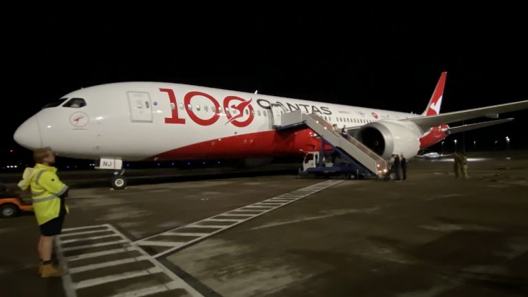 Qantas 787 passengers spend 7 hours on the tarmac in Newcastle ...